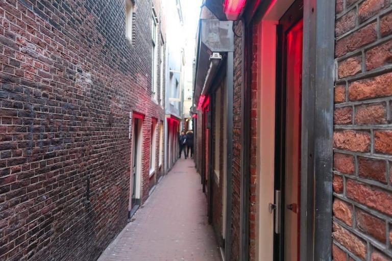 10 Amsterdam Red Light District Rules & Laws in 2025